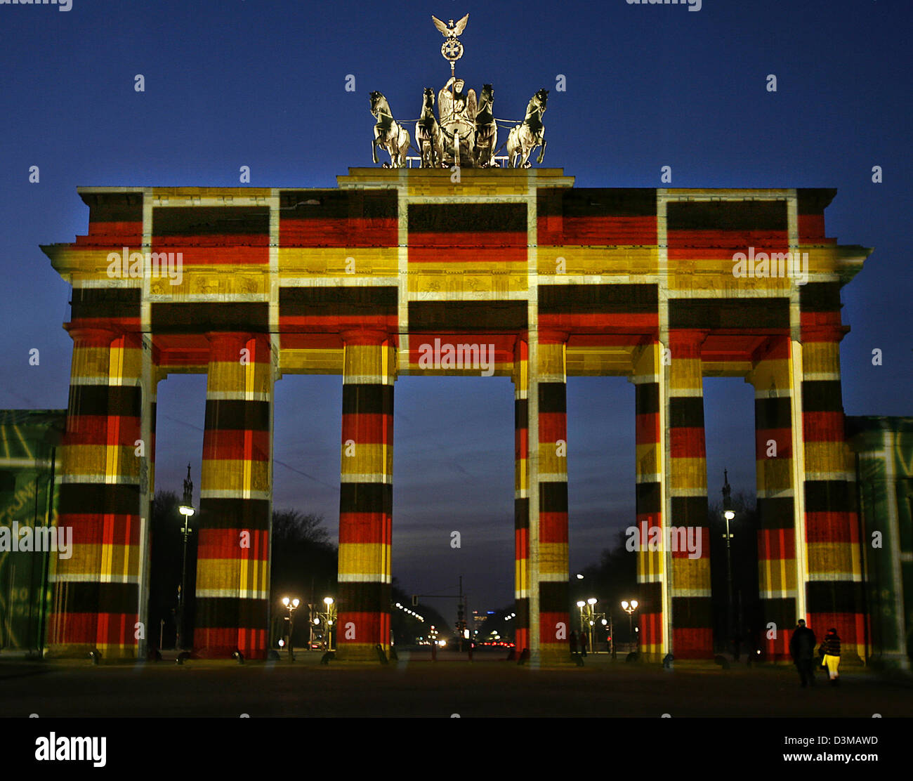 (dpa) - The Brandenburger Gate appears illuminated with the German ...