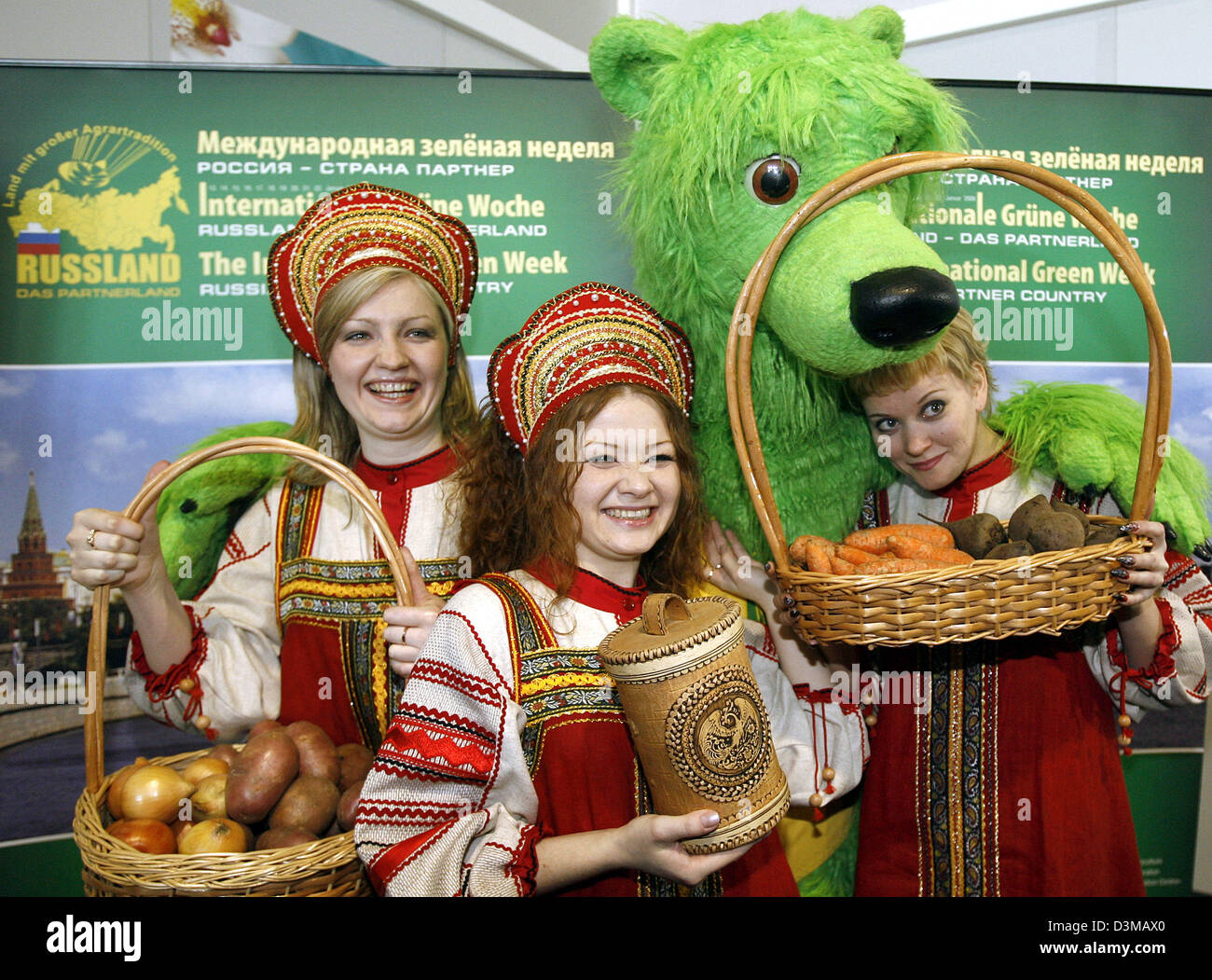 (dpa) - Russian hostesses present together with mascot bear 'Schmitti ...