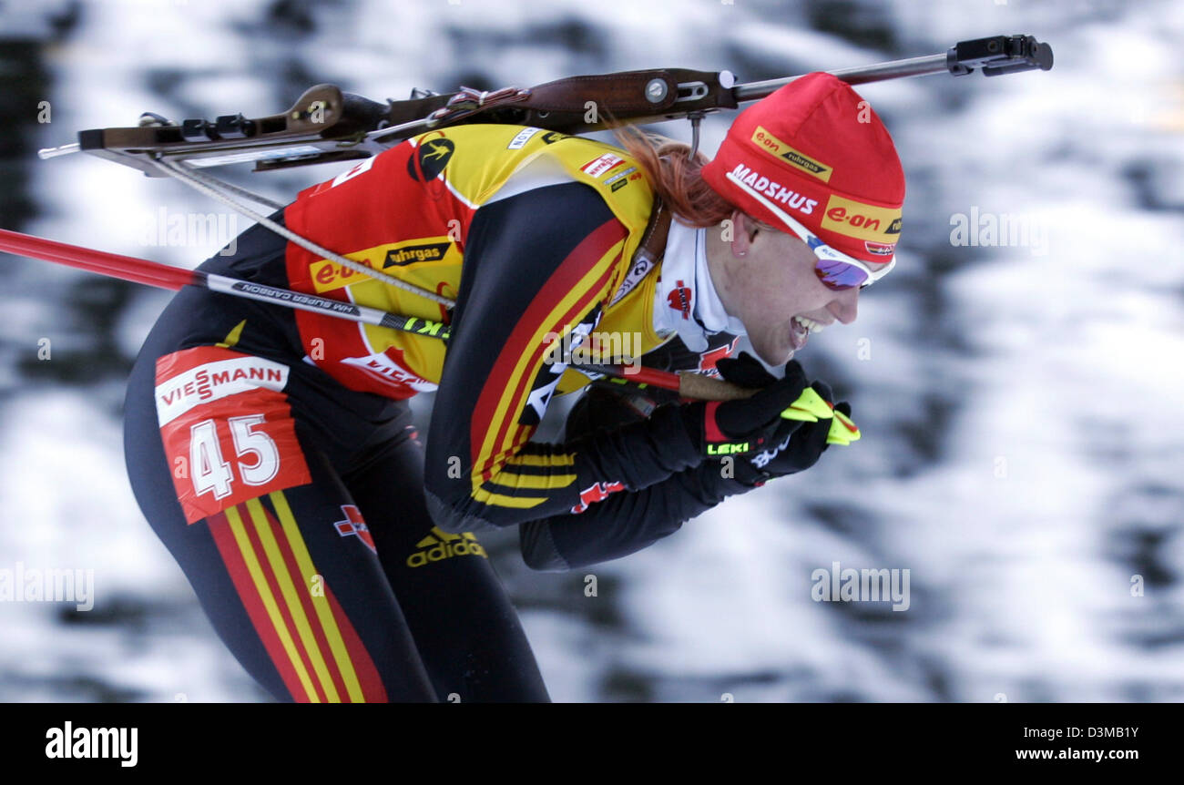 (dpa) - German biathlete Kati Wilhelm in action in the women's 7,5 ...