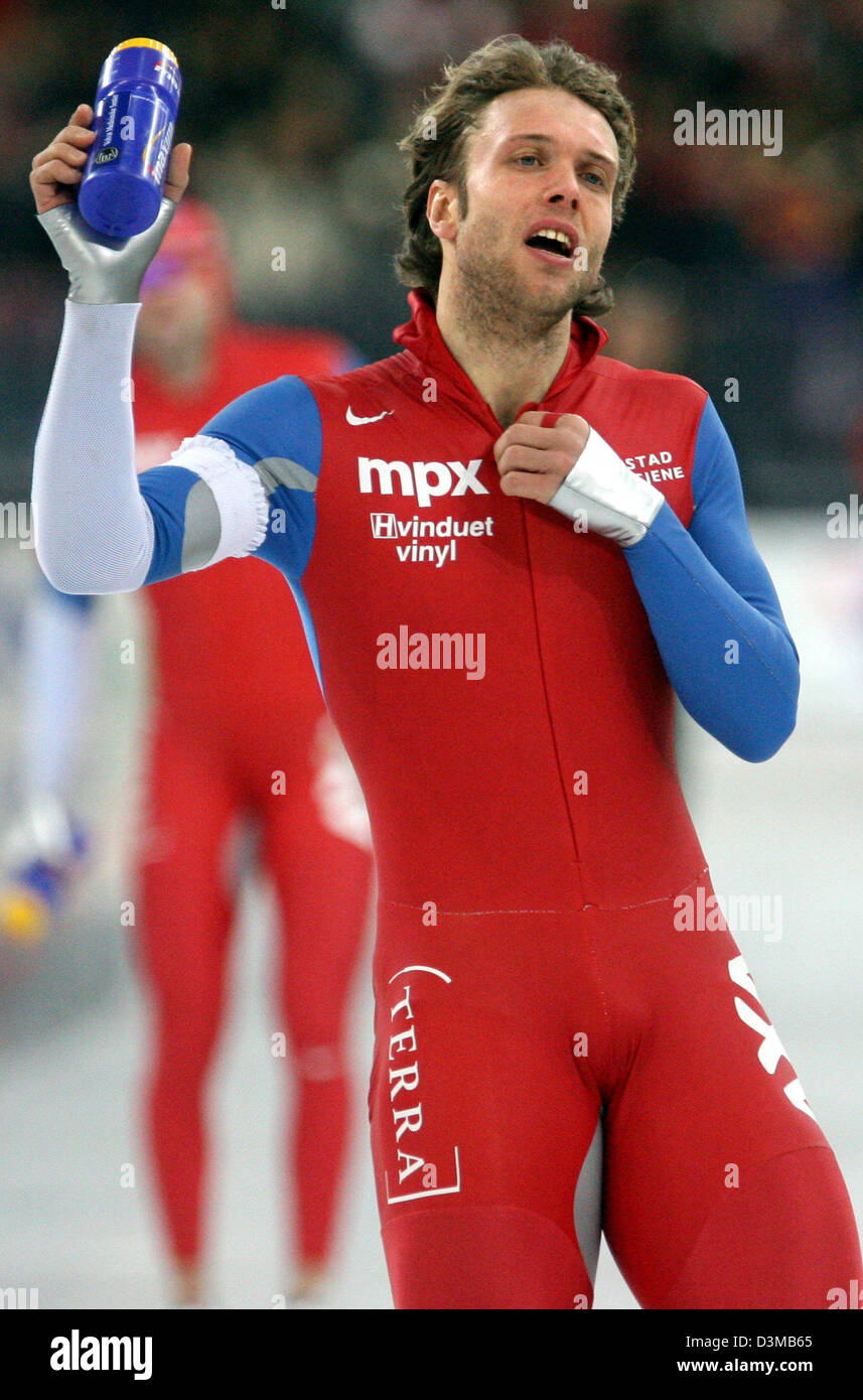 (dpa) - Norwegian speed skater Eskil Ervik cheers after his 5000 metres ...