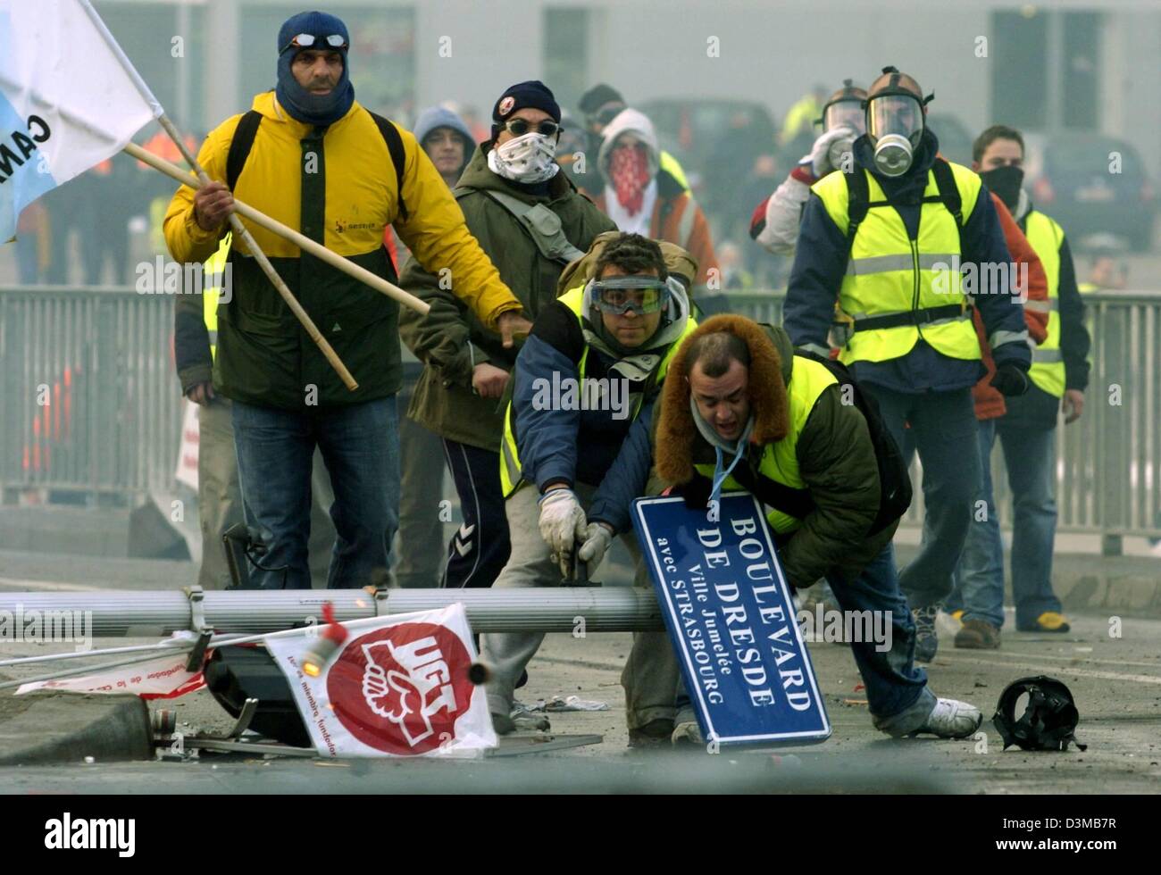 A demonstration of dock workers at the European Parliament ended in ...