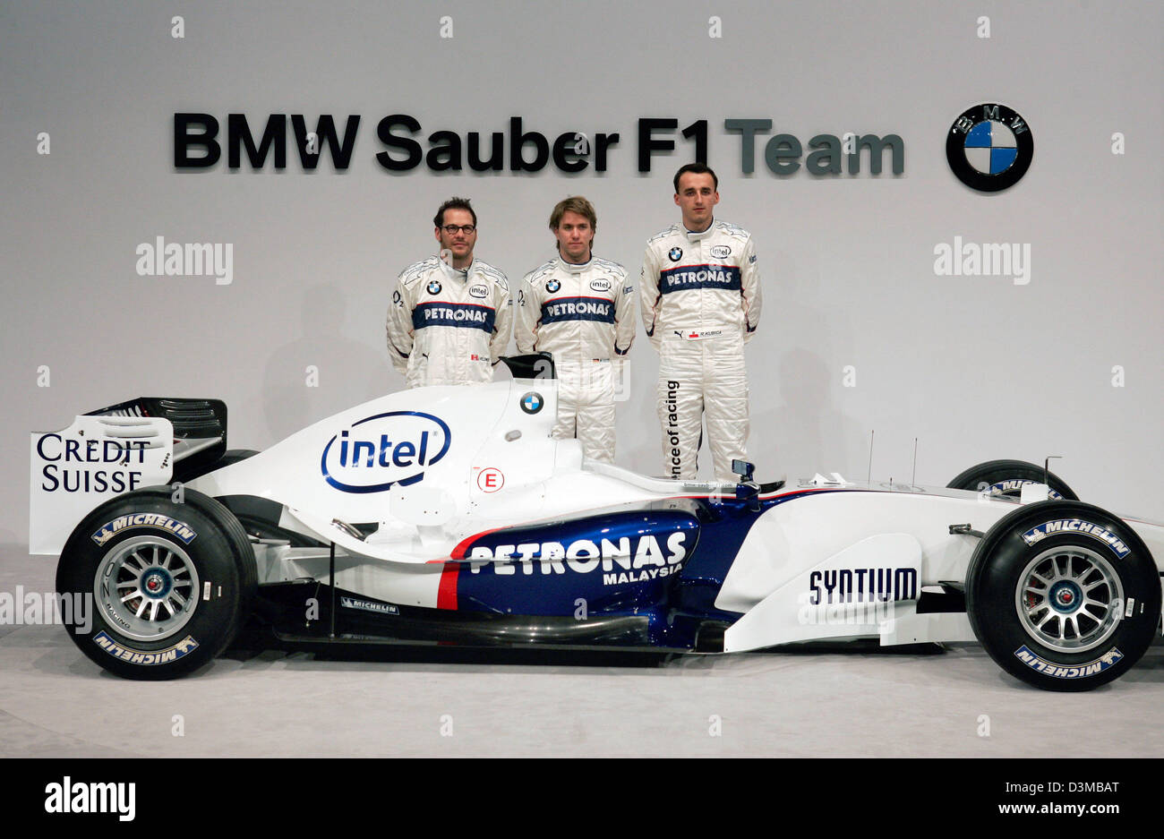 (dpa) - German Formula One pilot Nick Heidfeld (C), his Canadian team ...