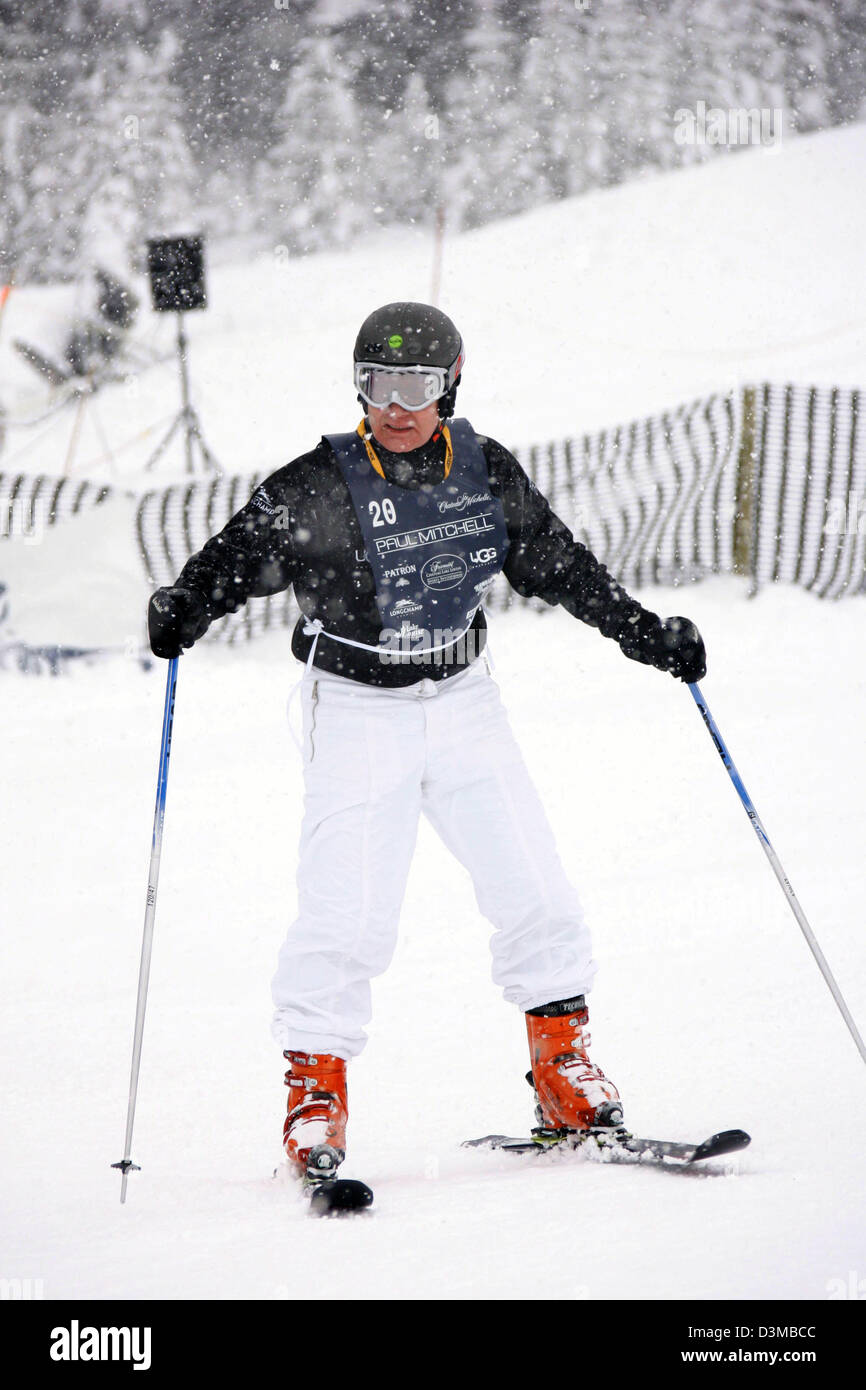 (dpa) - Former US astronaut Edwin 'Buzz' Aldrin takes part in a giant ...