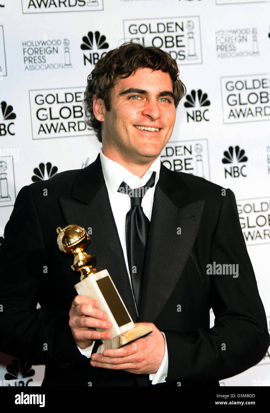 (dpa) - Puerto Rican actor Joaquin Phoenix poses for photographers with ...