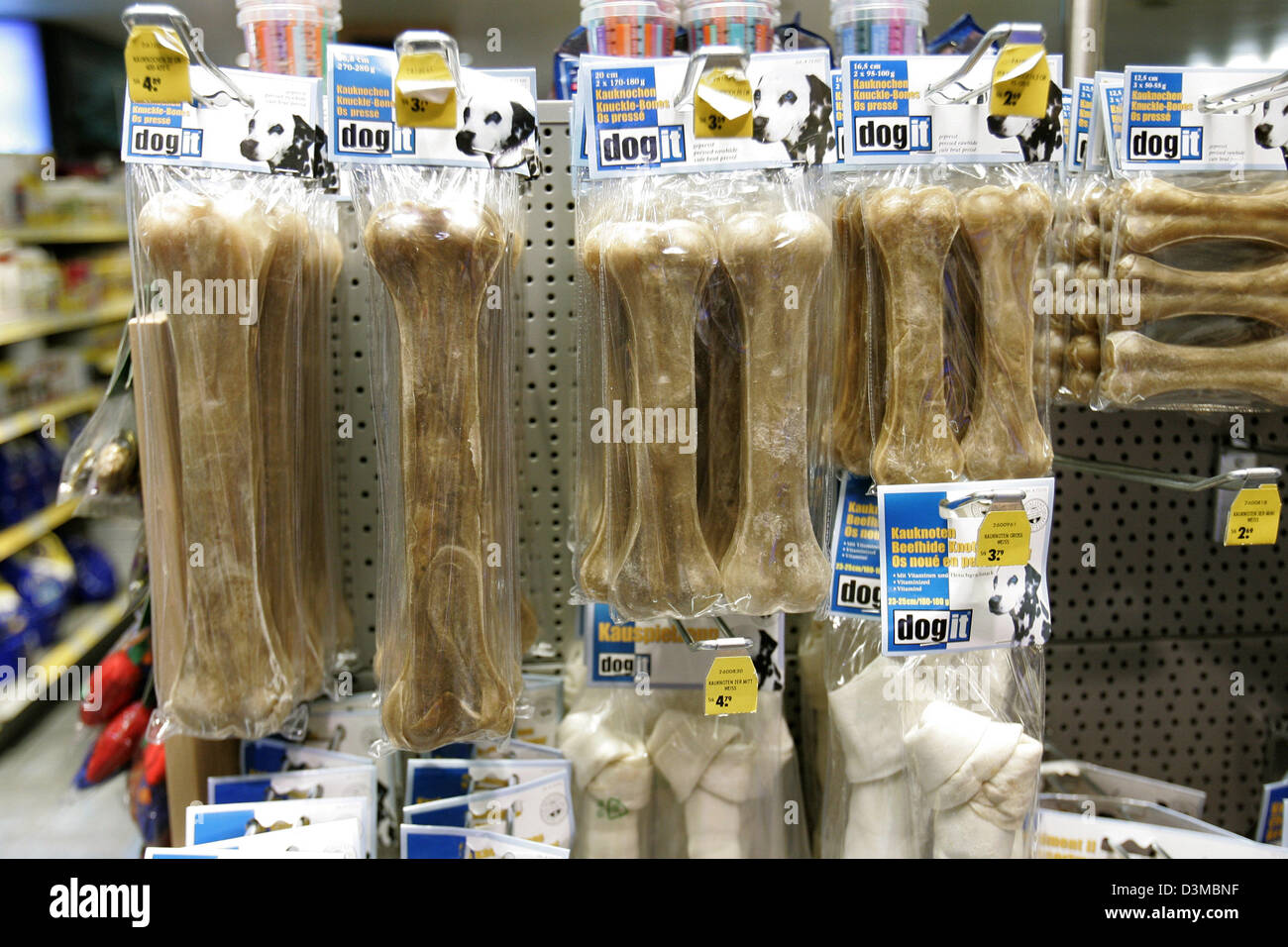 The picture shows dog bones of different sizes at a pet shop in Cologne ...
