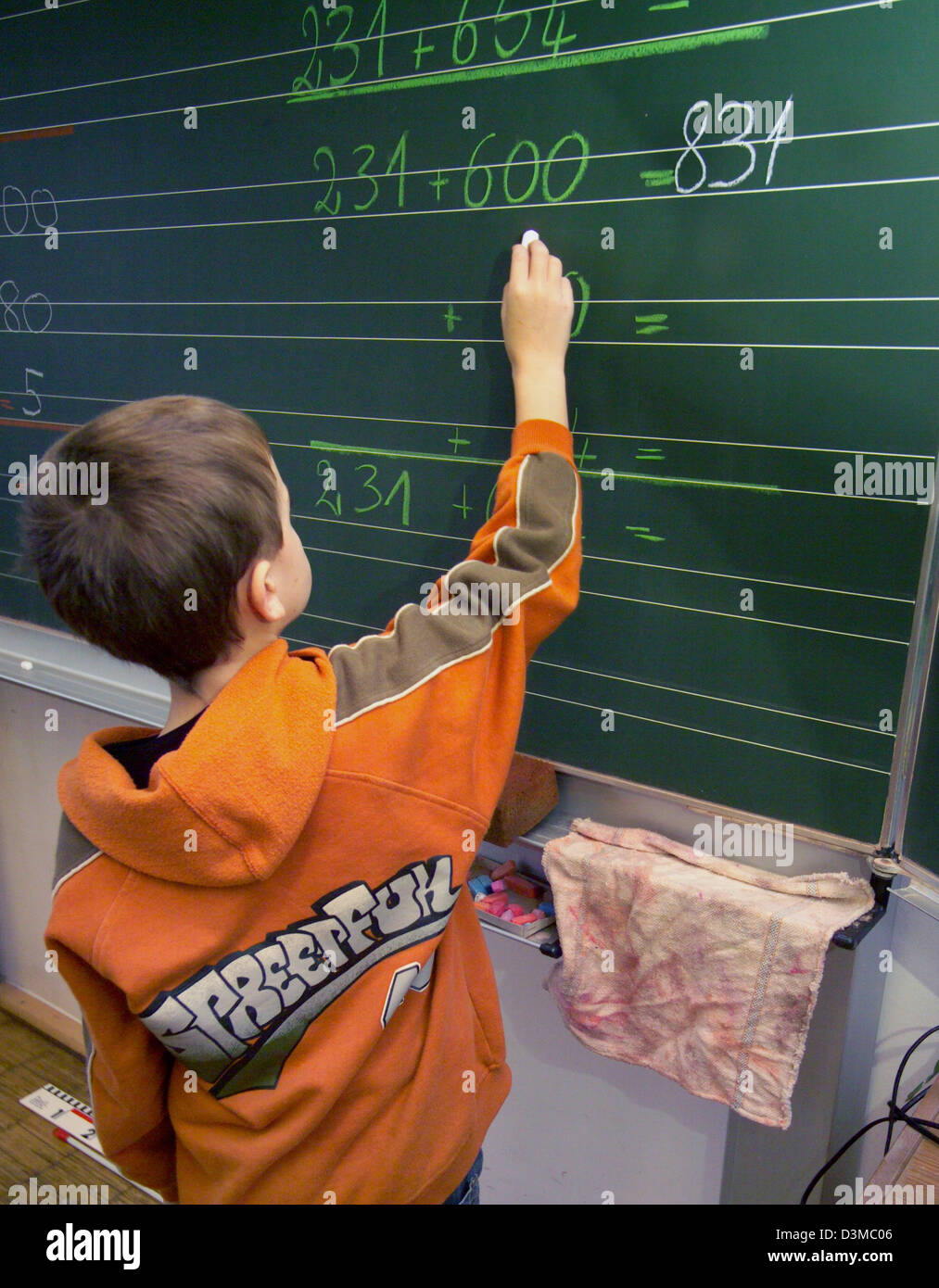 (FILE) A pupil has to solve an arithmetic problem on the chalkboard in ...