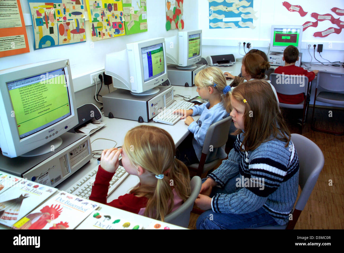 Internet schools computer hi-res stock photography and images - Alamy