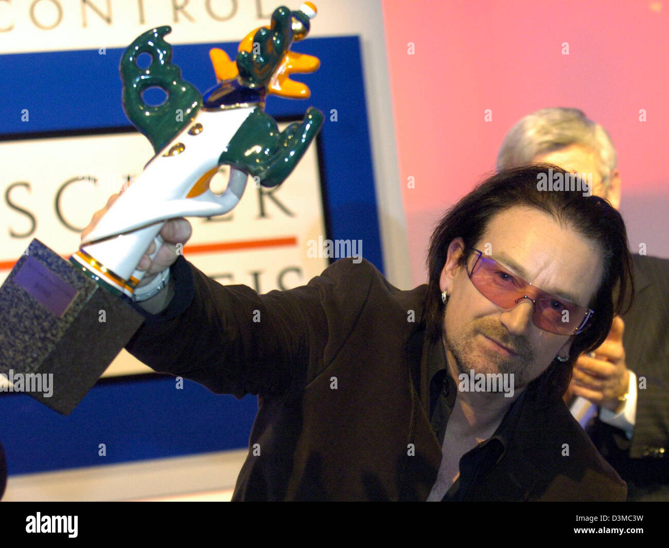 Lead singer u2 bono holds hi-res stock photography and images - Alamy
