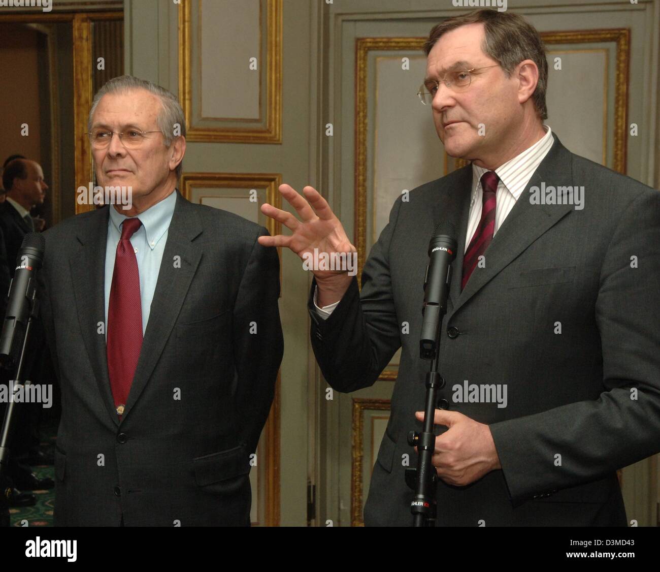 German Minister of Defence Franz Josef Jung (R) and his US counterpart ...