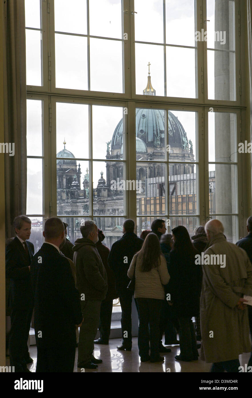 Visitors eye the erlin dome from the former GDR State Council building ...