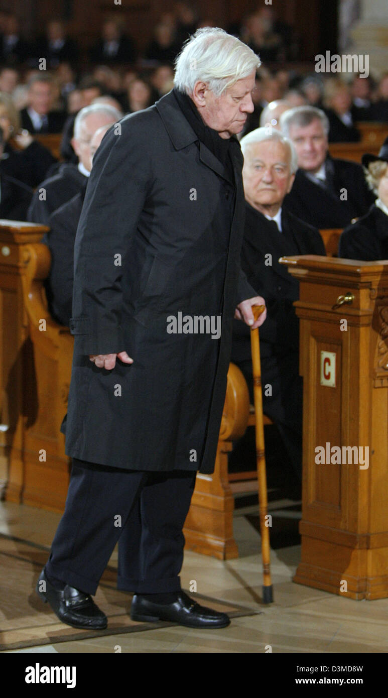 Foremer German Chancellor Helmudt Schmidt (F) arrives to the beginning ...