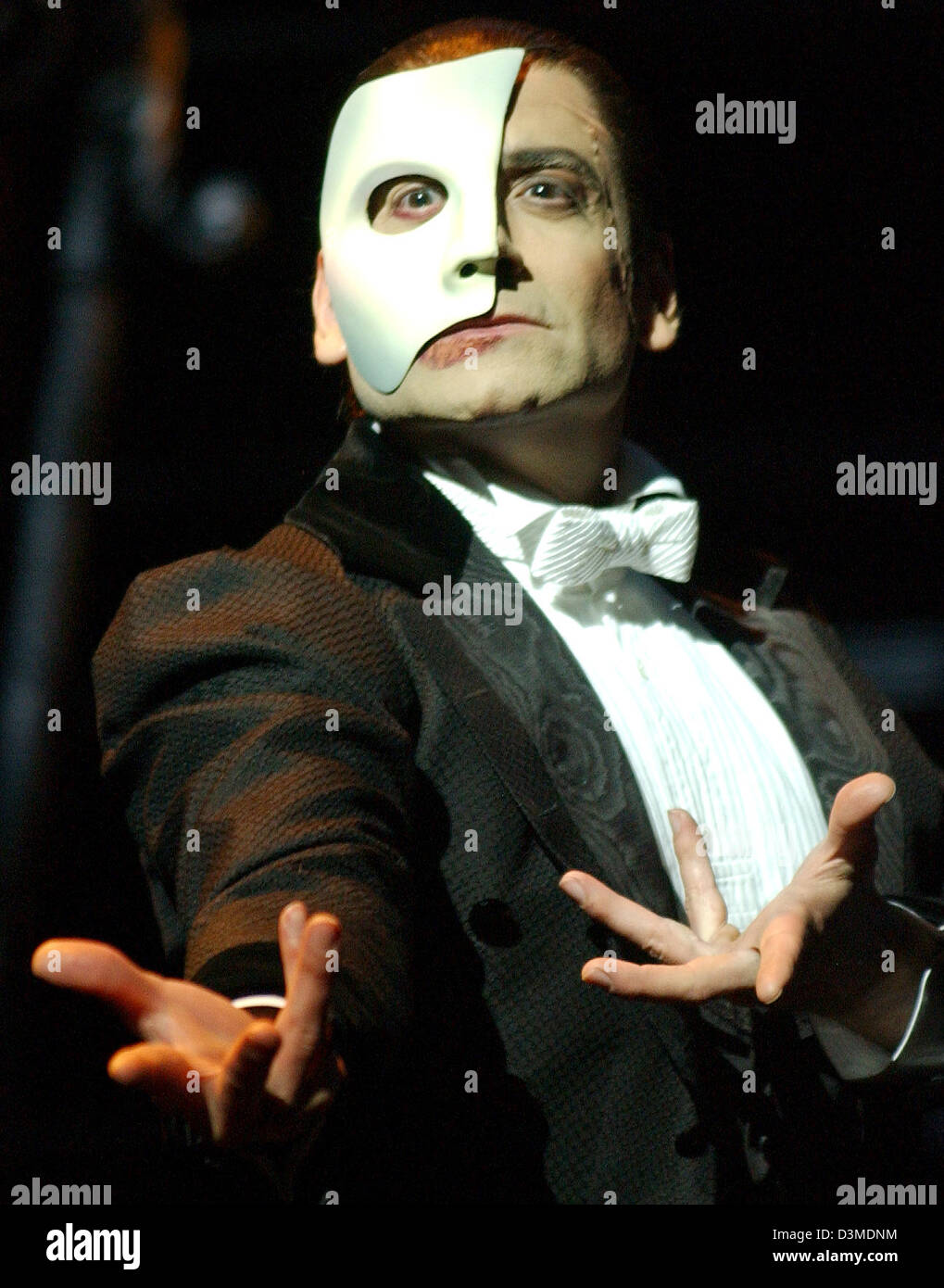 Deu single performing posing hi-res stock photography and images - Alamy