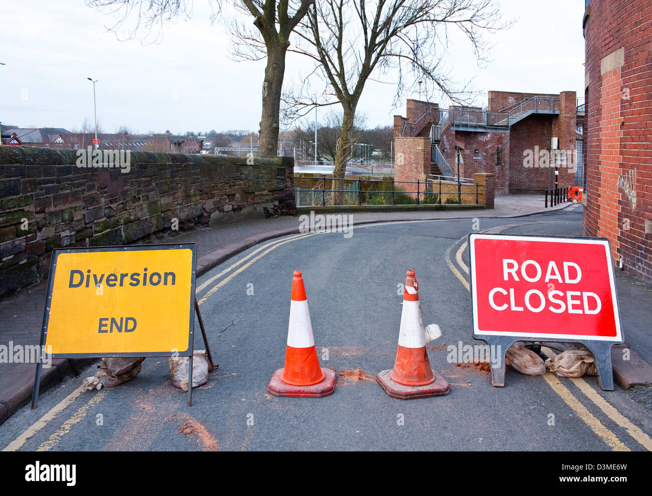 Road closed signs hi-res stock photography and images - Alamy
