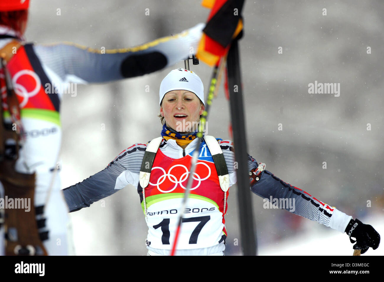 (dpa) - German biathlete Kati Wilhelm (L) wins the gold medal of the ...