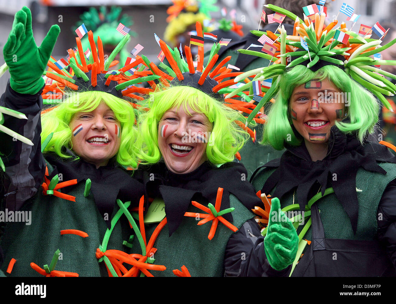 (dpa) - People participate in colorful fantasy costumes in the carnival ...