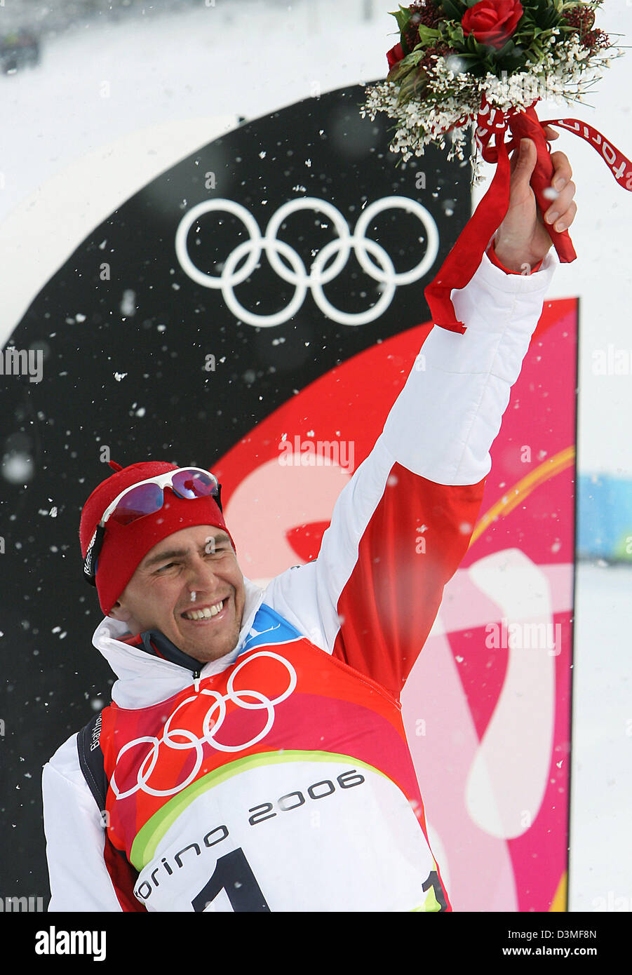 (dpa) - German biathlete Michael Greis waves towards the audience after ...