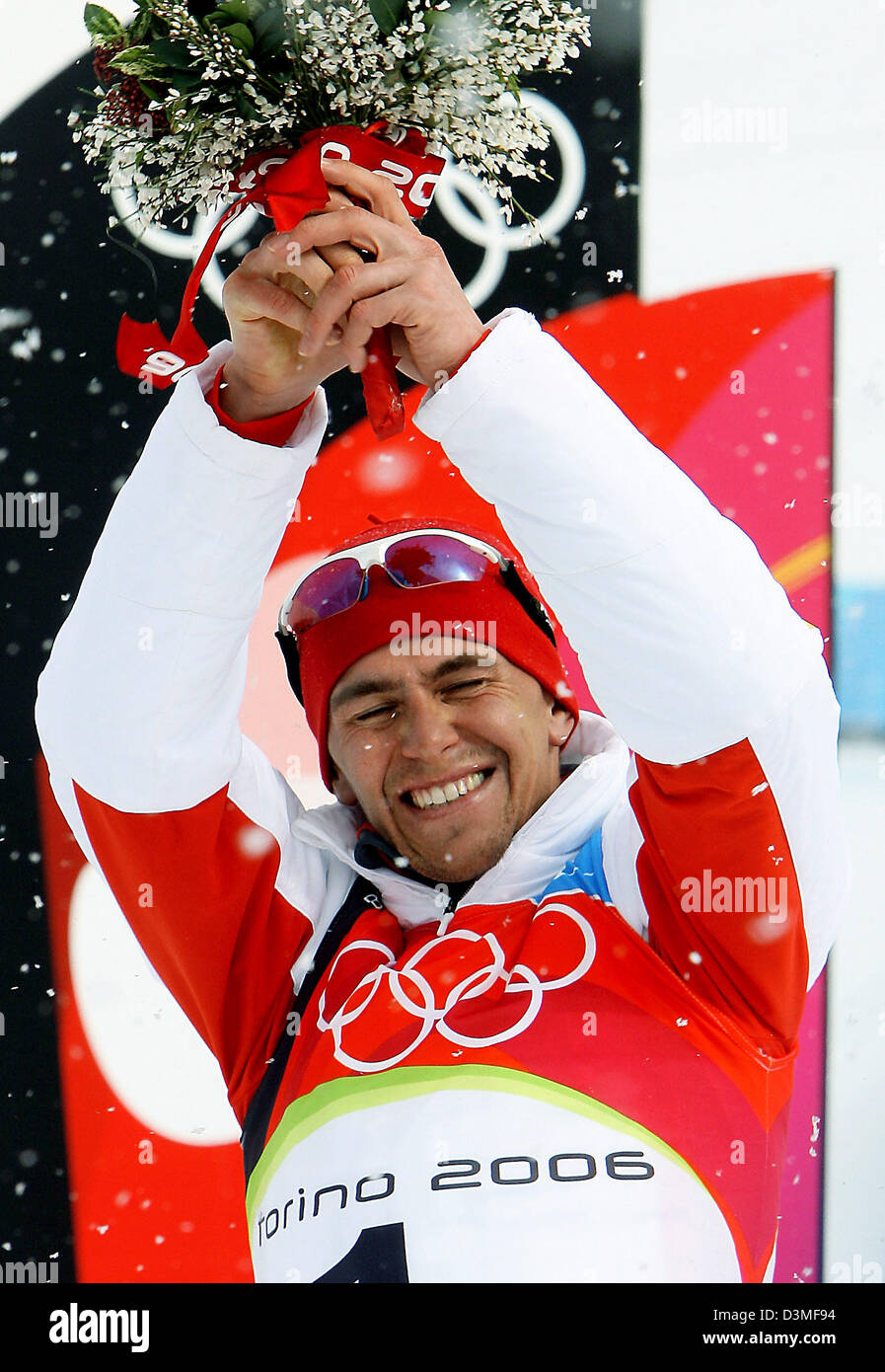(dpa) - German biathlete Michael Greis waves towards the audience ...