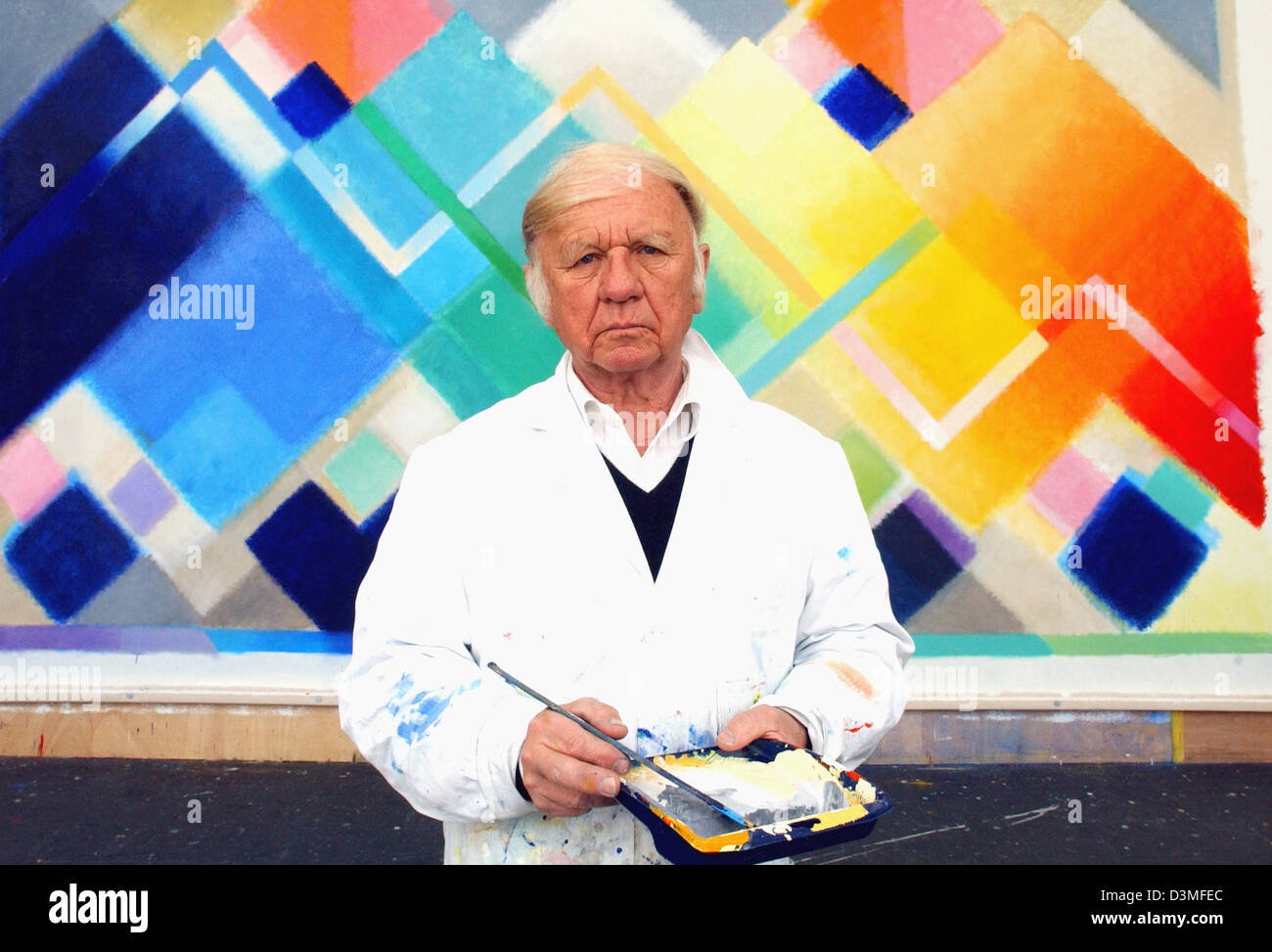 Artist poses in front painting hi-res stock photography and images - Alamy