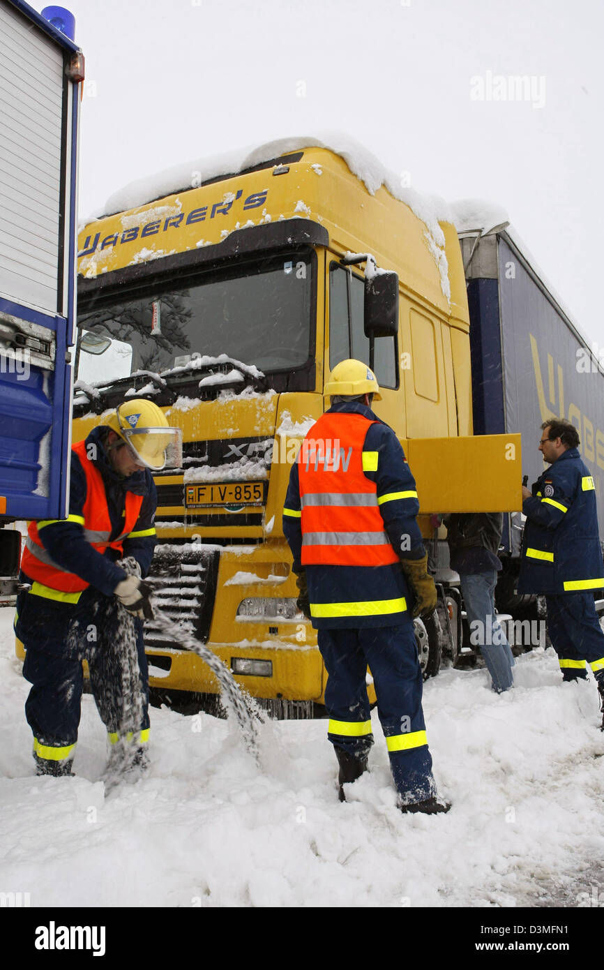 Staff members of German relief organisation THW (Technisches Hilfswerk ...