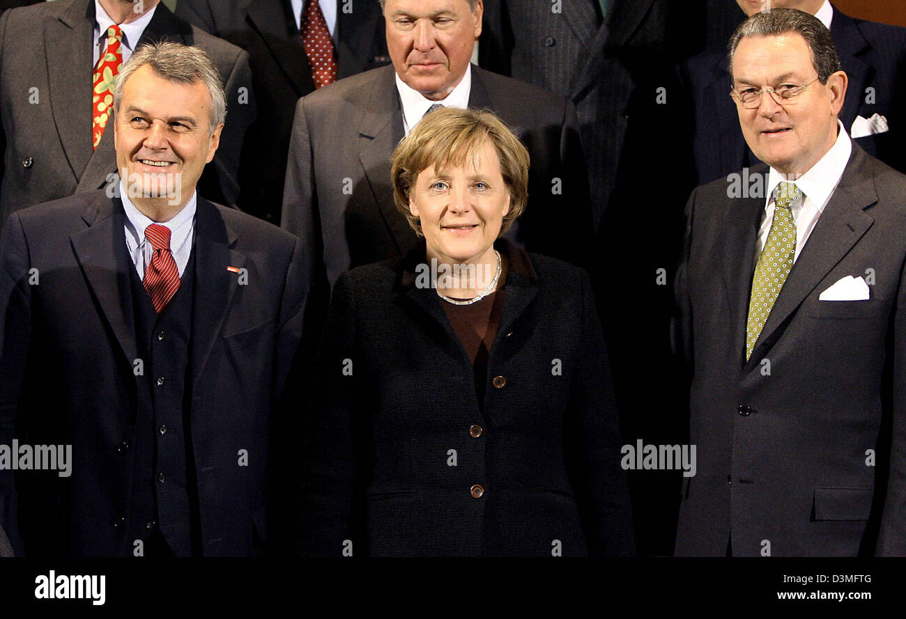 The picture shows German Chancellor Angela Merkel (C) with Wulf ...