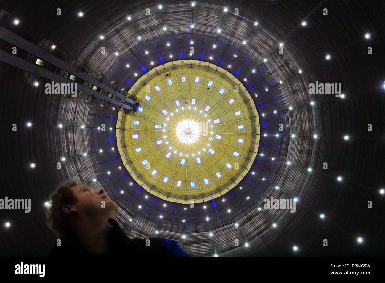 The picture shows the audiovisual installation 'Fire Light Sky' by ...