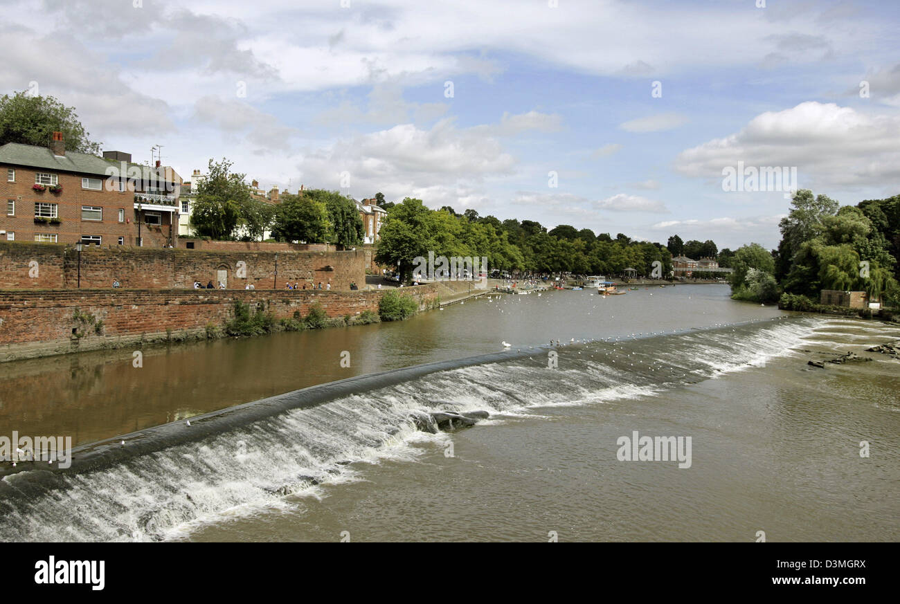 The picture shows the view from bridgegate onto the River Dee in ...