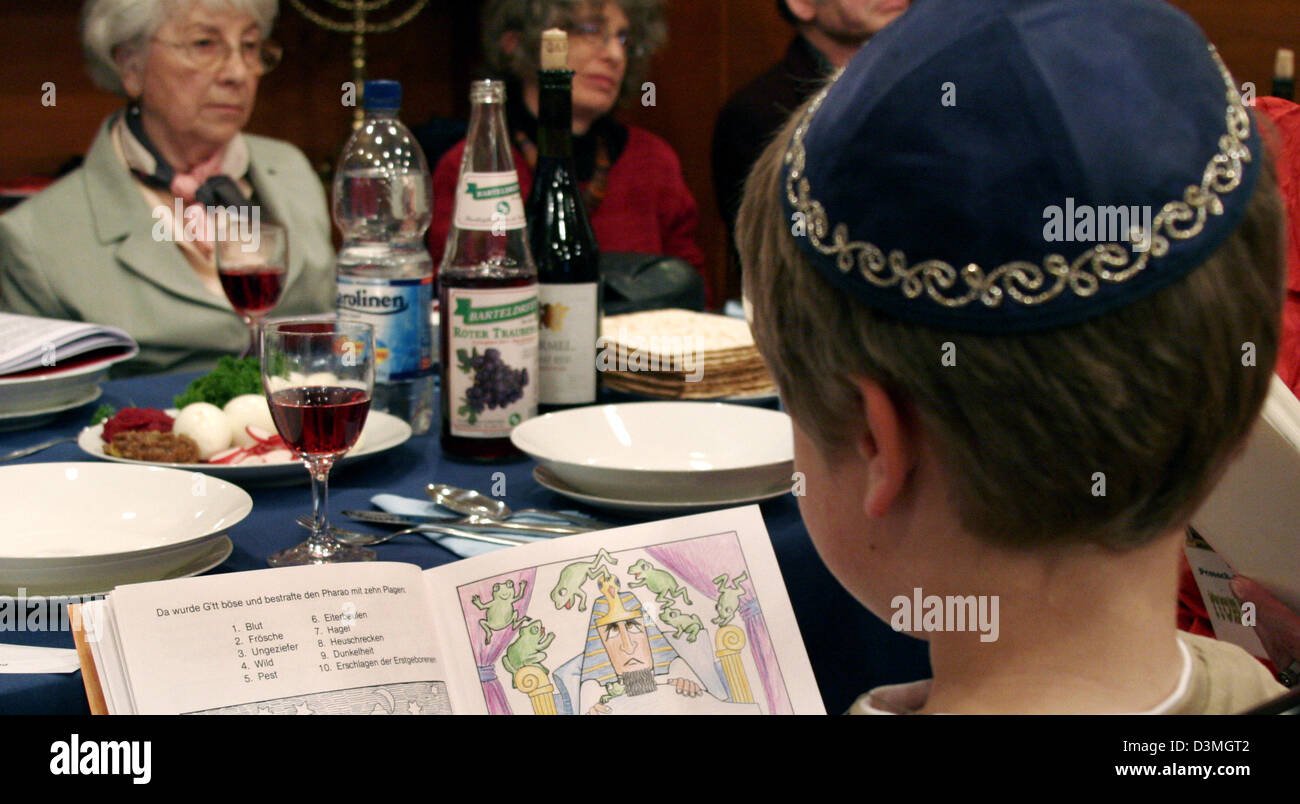 (FILES) The Jewish community reads from the Haggadah at the Seder ...