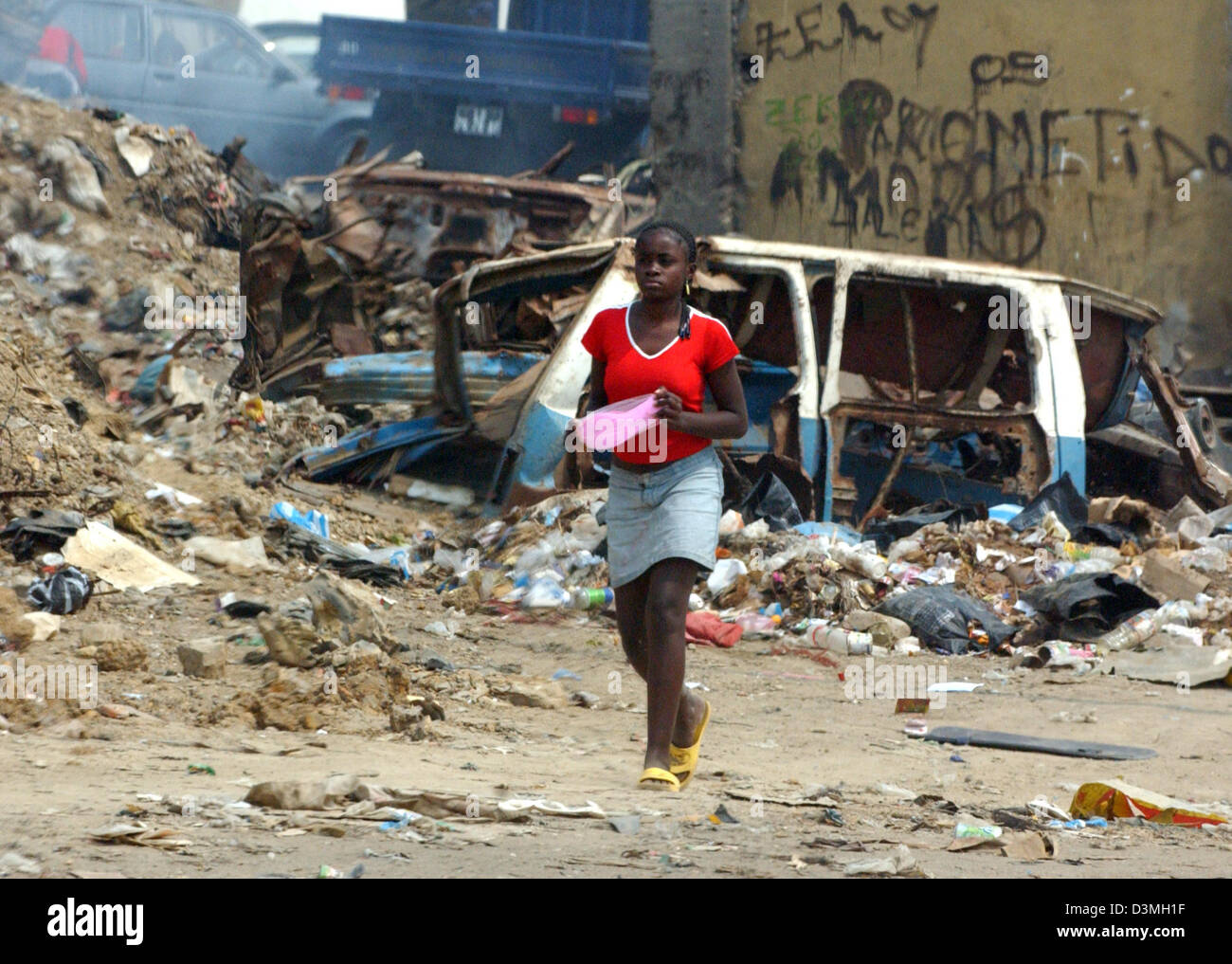 (dpa file) A young women walks through the slums of Luanda, Angola, 20 ...