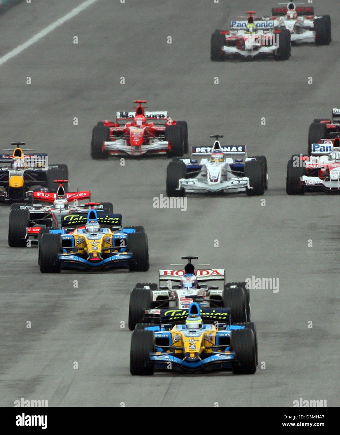 Italian Formula One driver Giancarlo Fisichella (FRONT) leads the pack ...