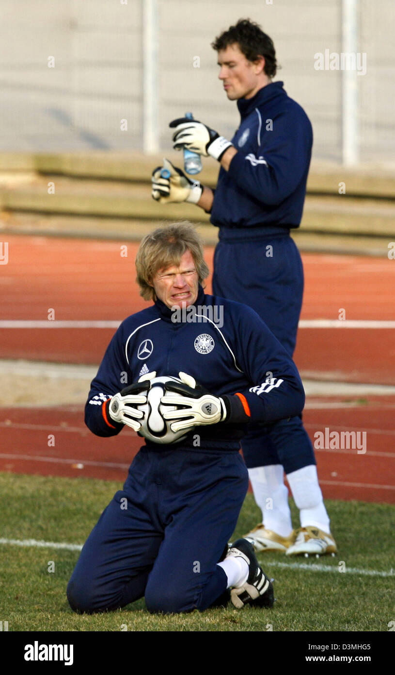 German national goal keepers Oliver Kahn (L) and Jens Lehmann are ...