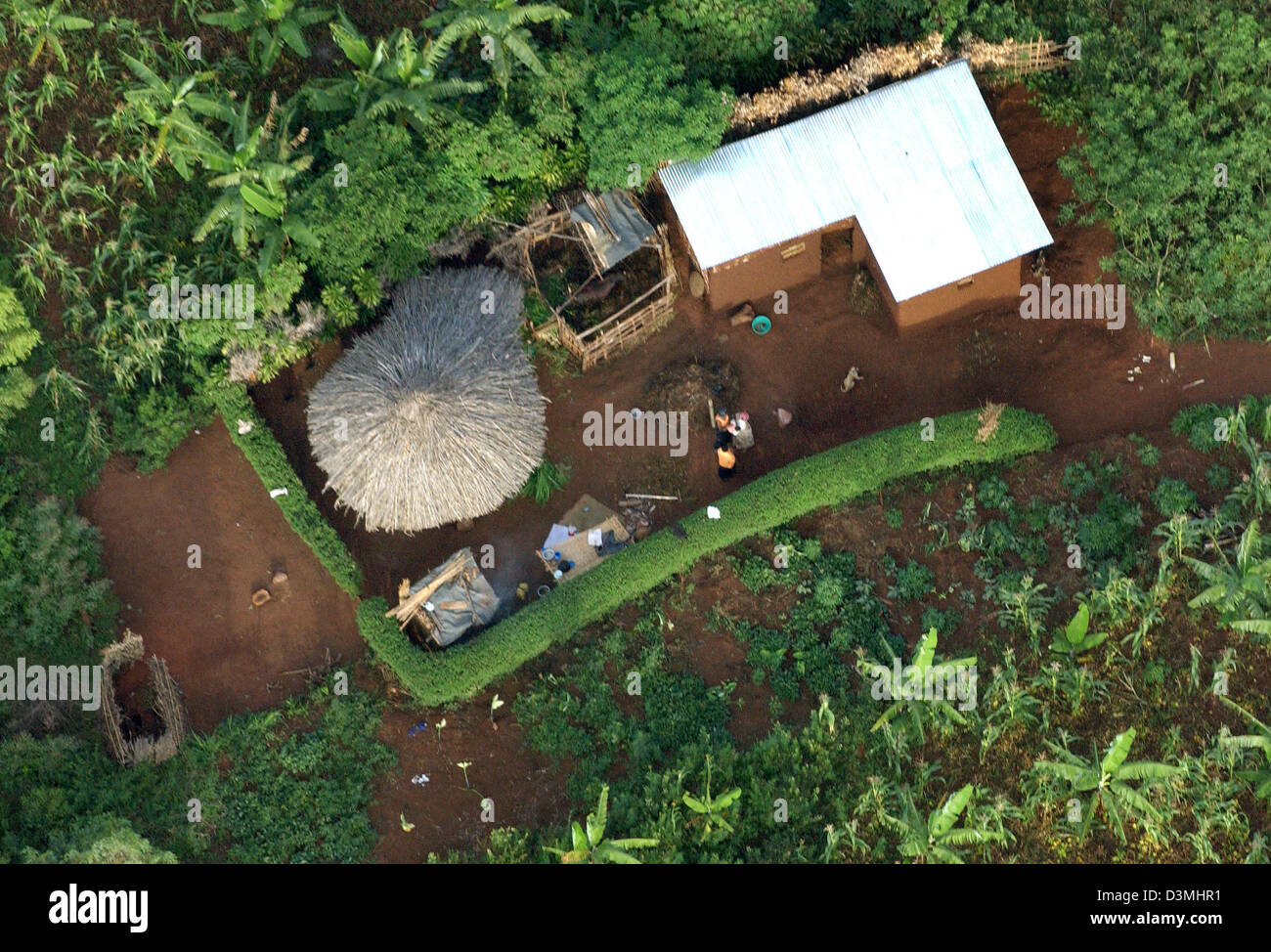 Traditional hut rwanda hi-res stock photography and images - Alamy