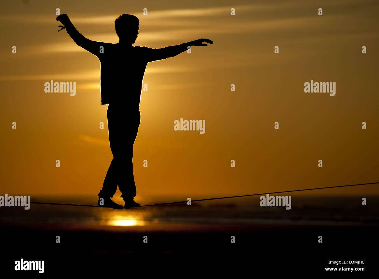 Slackline silhouette hi-res stock photography and images - Alamy