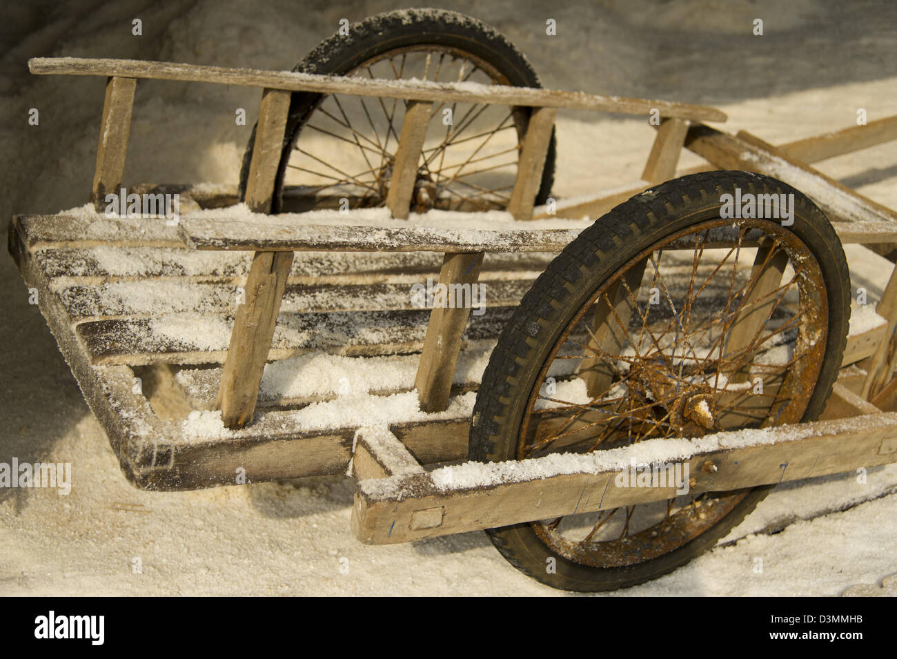 Two wheeled cart hi-res stock photography and images - Alamy