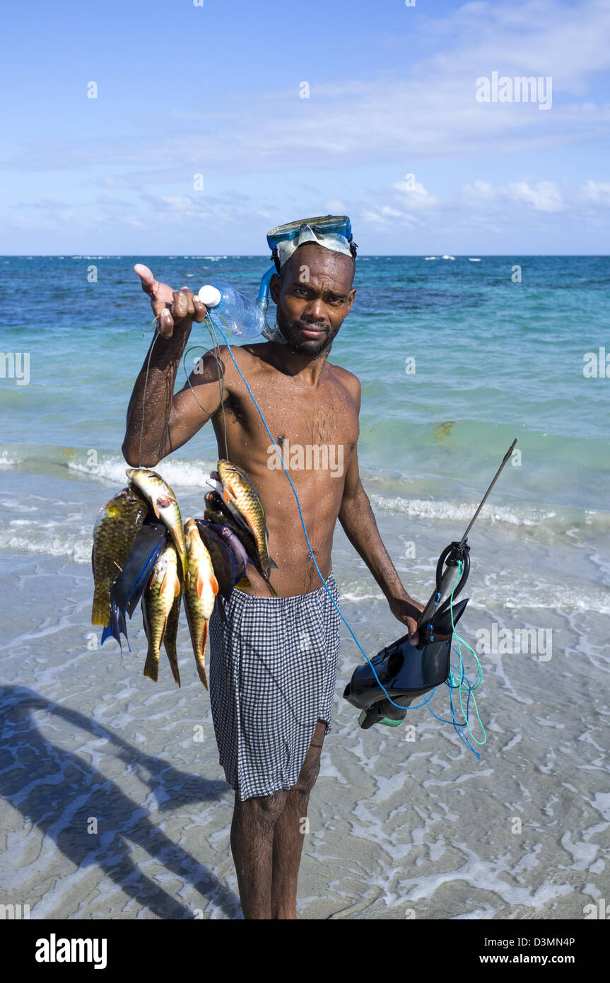 Local fisherman, using snorkel and fishing gun to catch fish, Vieux ...