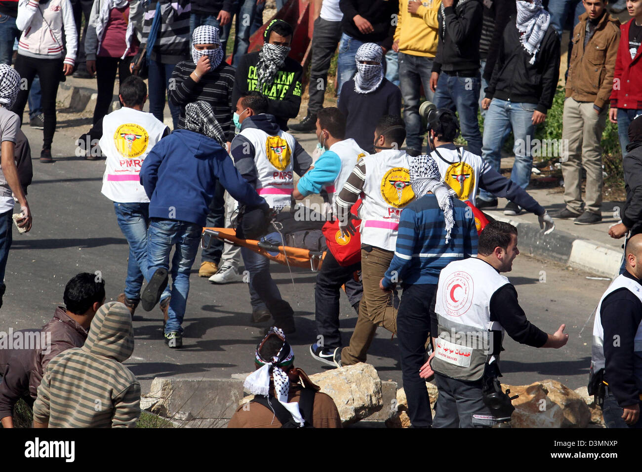 Palestinian stone thrower hi-res stock photography and images - Alamy
