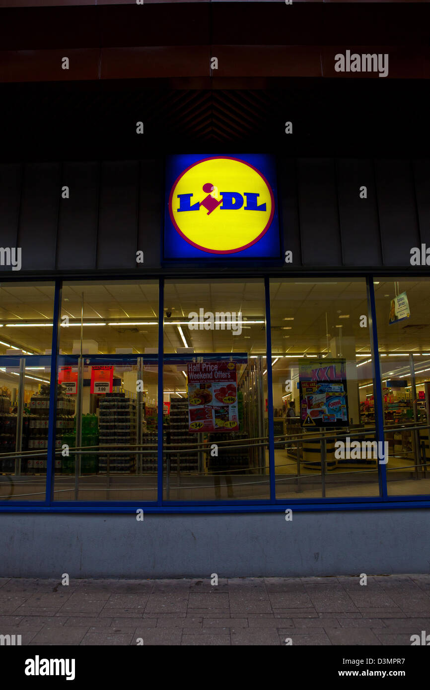 Lidl night hi-res stock photography and images - Alamy