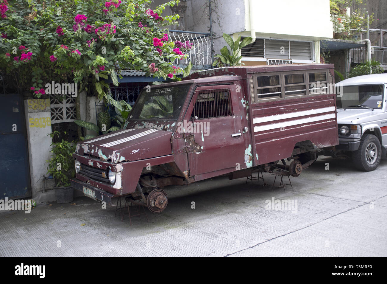 Truck with Missing Wheels Stock Photo - Alamy