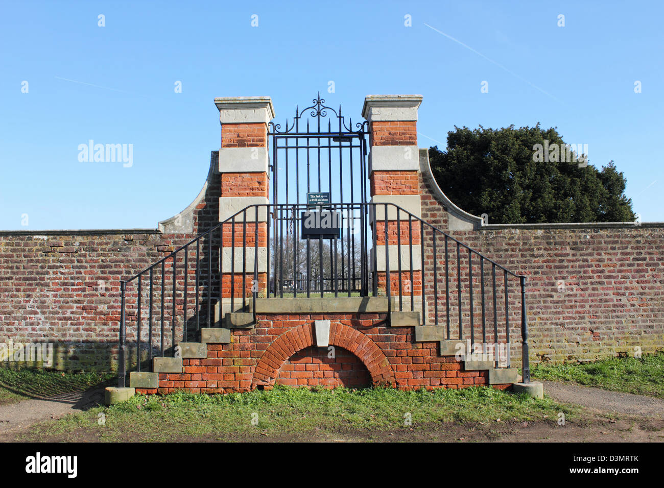 Gate from the barge walk along the Thames into Hampton Court Park (Home ...