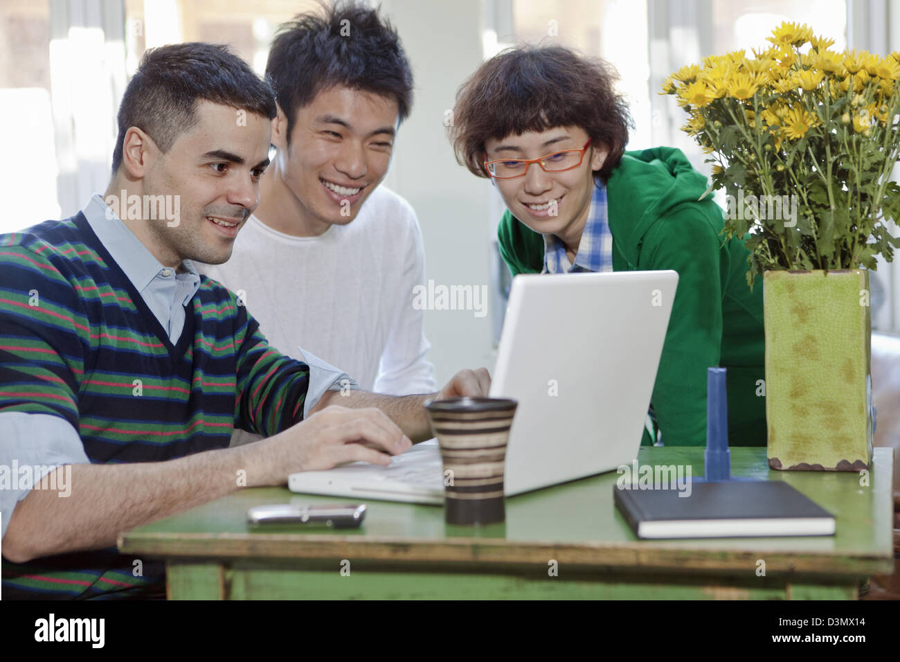Young people using the internet hi-res stock photography and images - Alamy