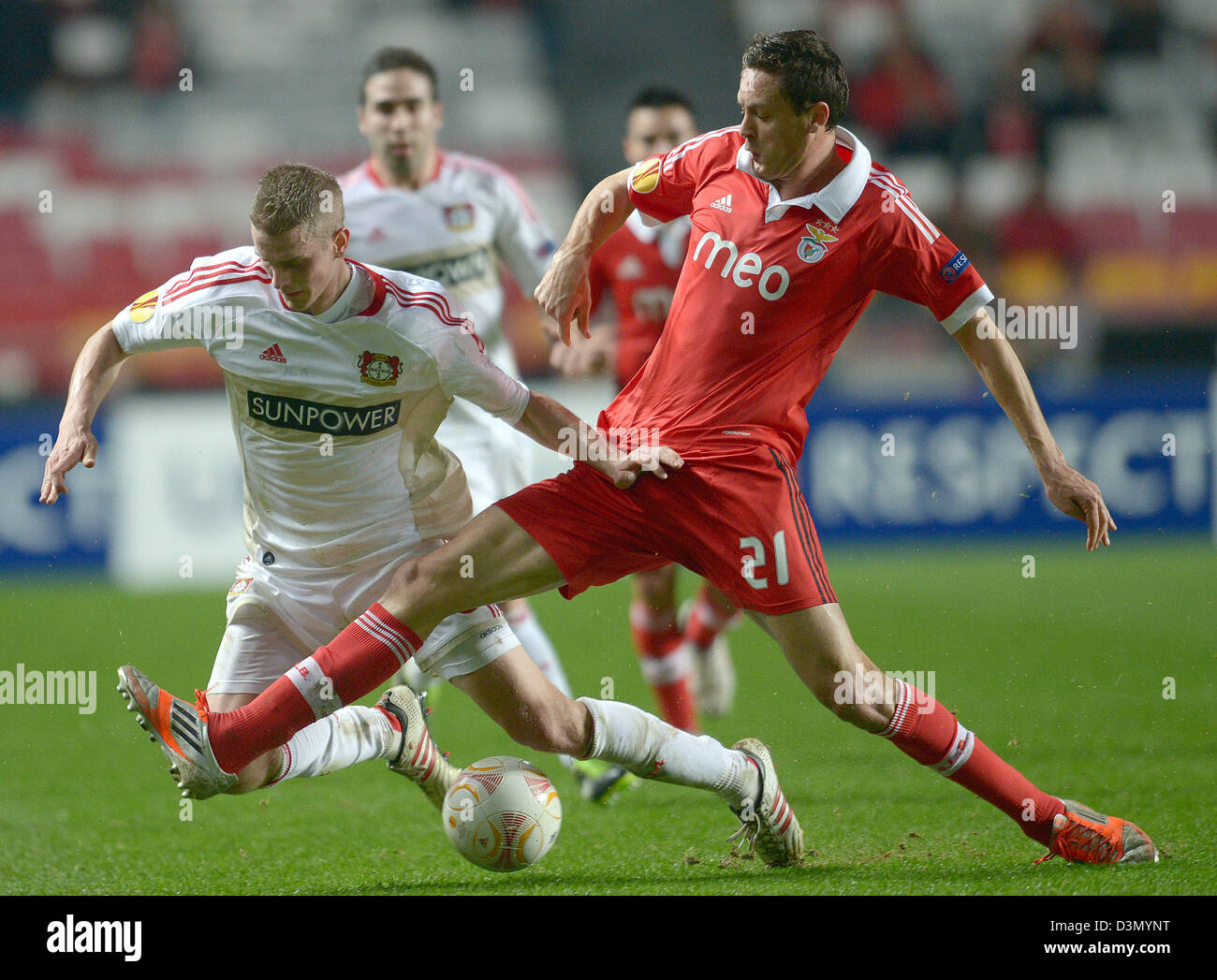 Benfica's Nemanja Matic (R) and Lars Bender of Leverkusen vie for the ...