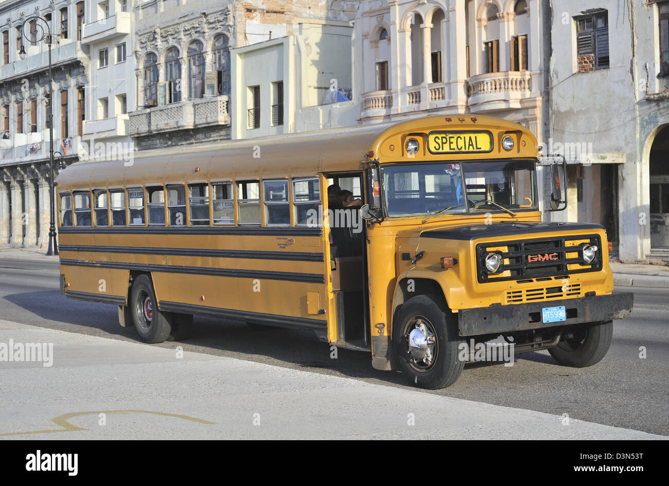 Yellow bus, Havana, Cuba Stock Photo - Alamy