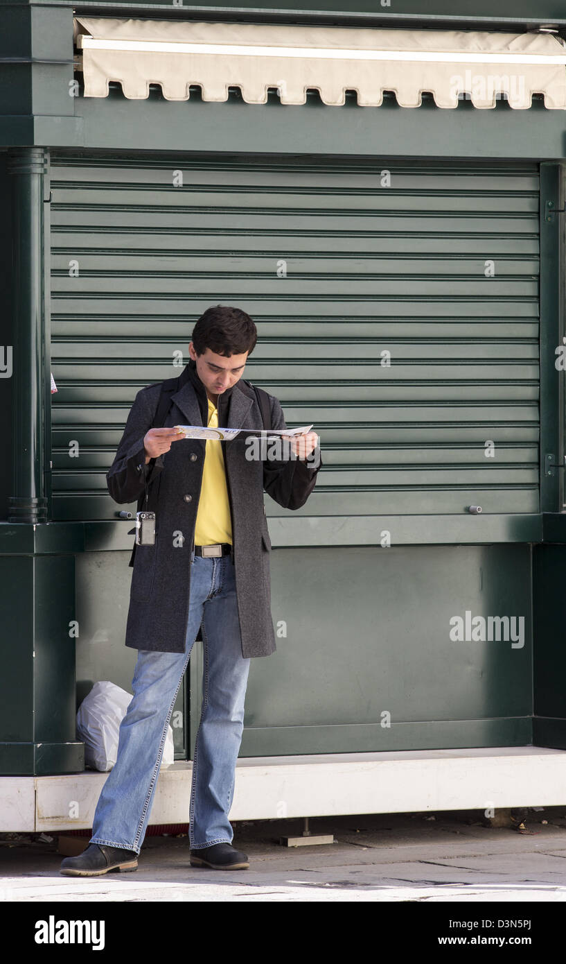A tourist poring over a map in Venice Stock Photo - Alamy
