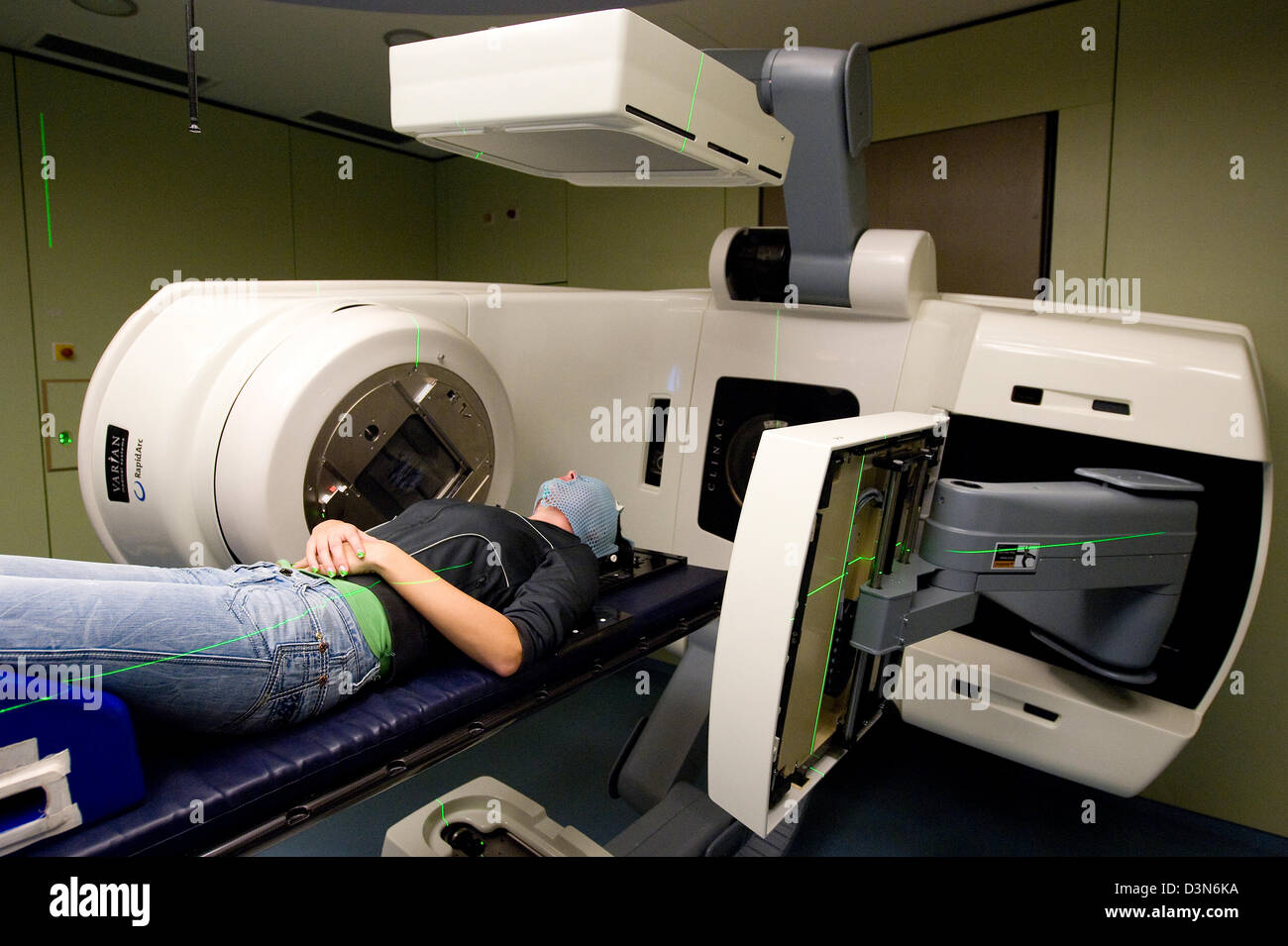 Radiation therapy cancer hi-res stock photography and images - Alamy
