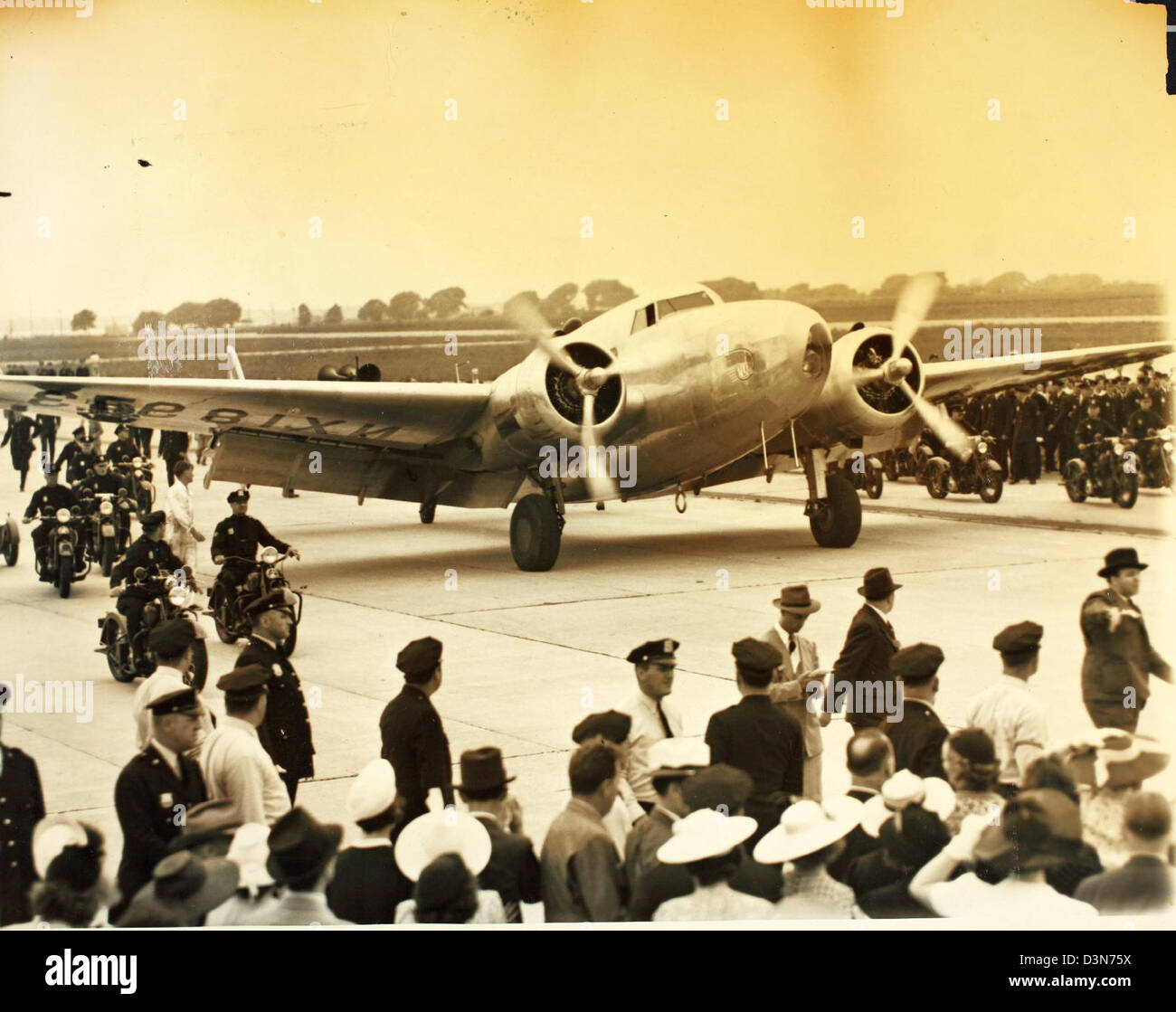 Howard Hughes' 1938 around-the-world flight in his Lockheed aircraft ...