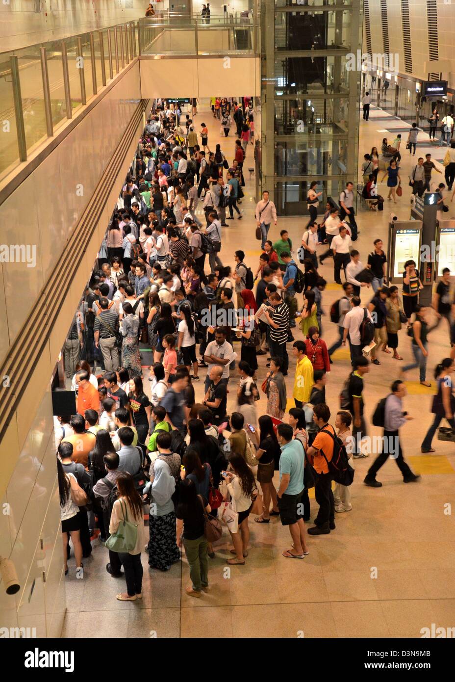 Crowd waits to enter subway train in Singapore Stock Photo - Alamy