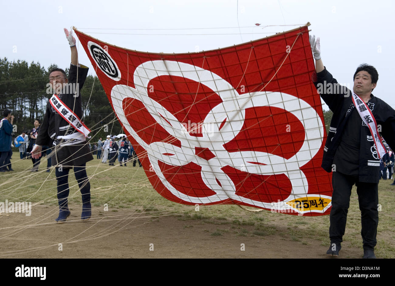 Kite flying team members release their kite into the air at Hamamatsu ...