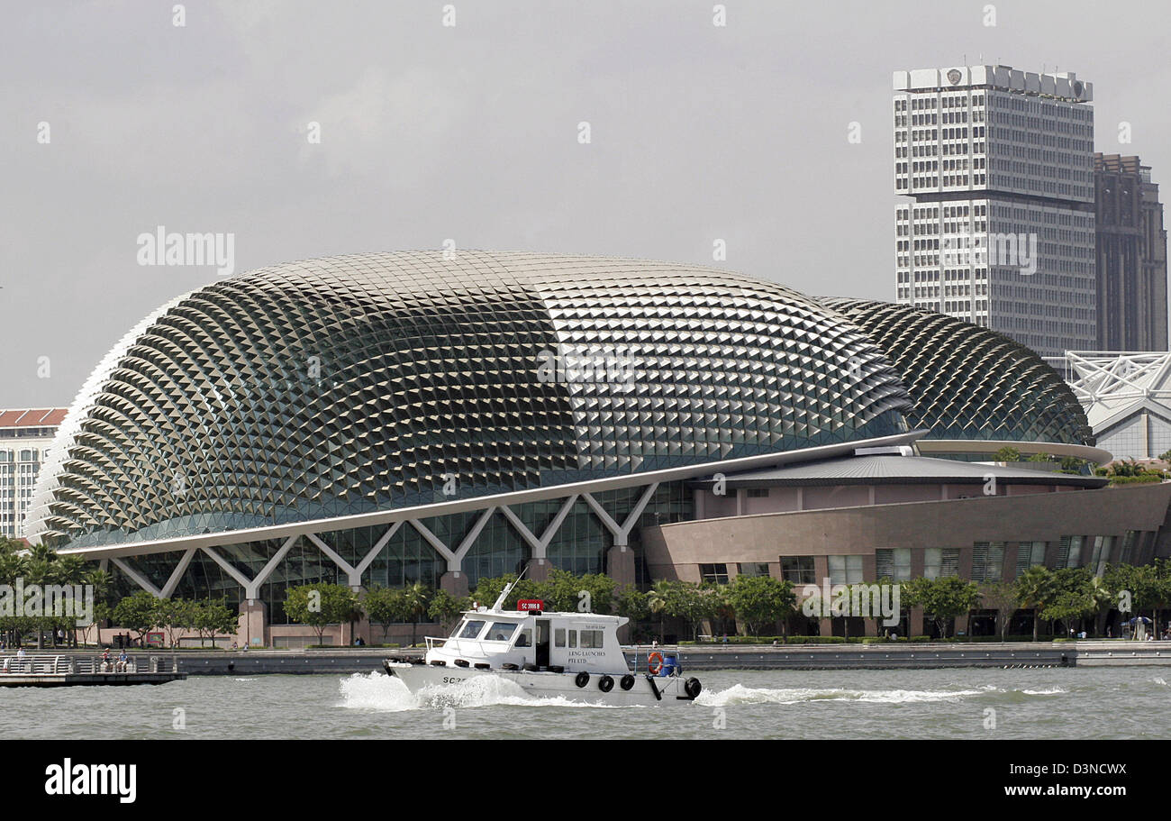 The picture shows a view of the The Esplanade - Theatres on the Bay ...