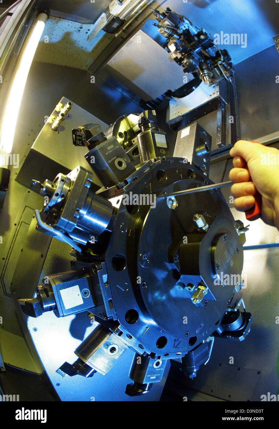 The picture shows the flexible working room concept of a twin-spindle ...