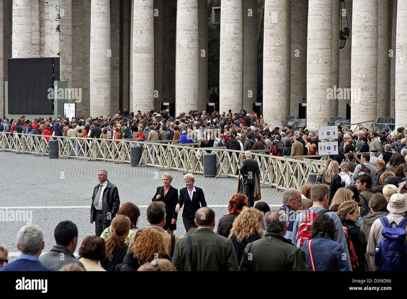 Crowds of visitors queue on St Peter's square waiting for admission to ...