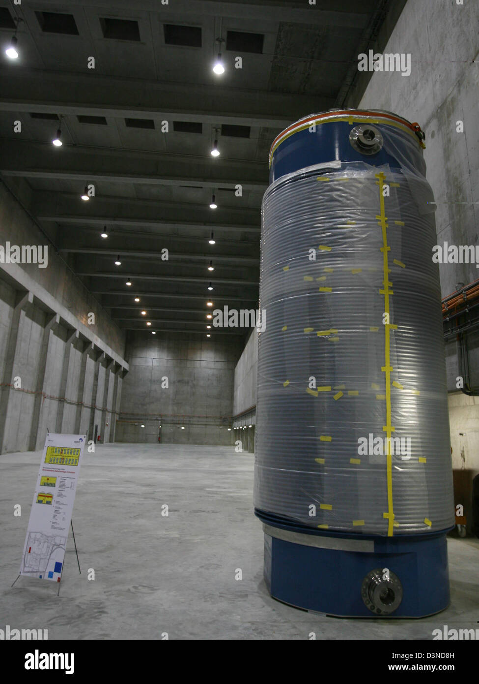 The picture shows an empty castor of type V19 in the spent fuel element ...